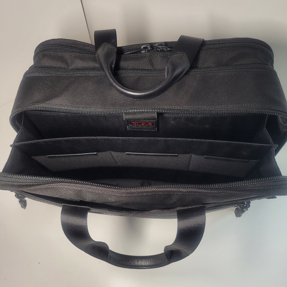 Tumi Alpha Expandable Briefcase Model # 26160dh - Gem